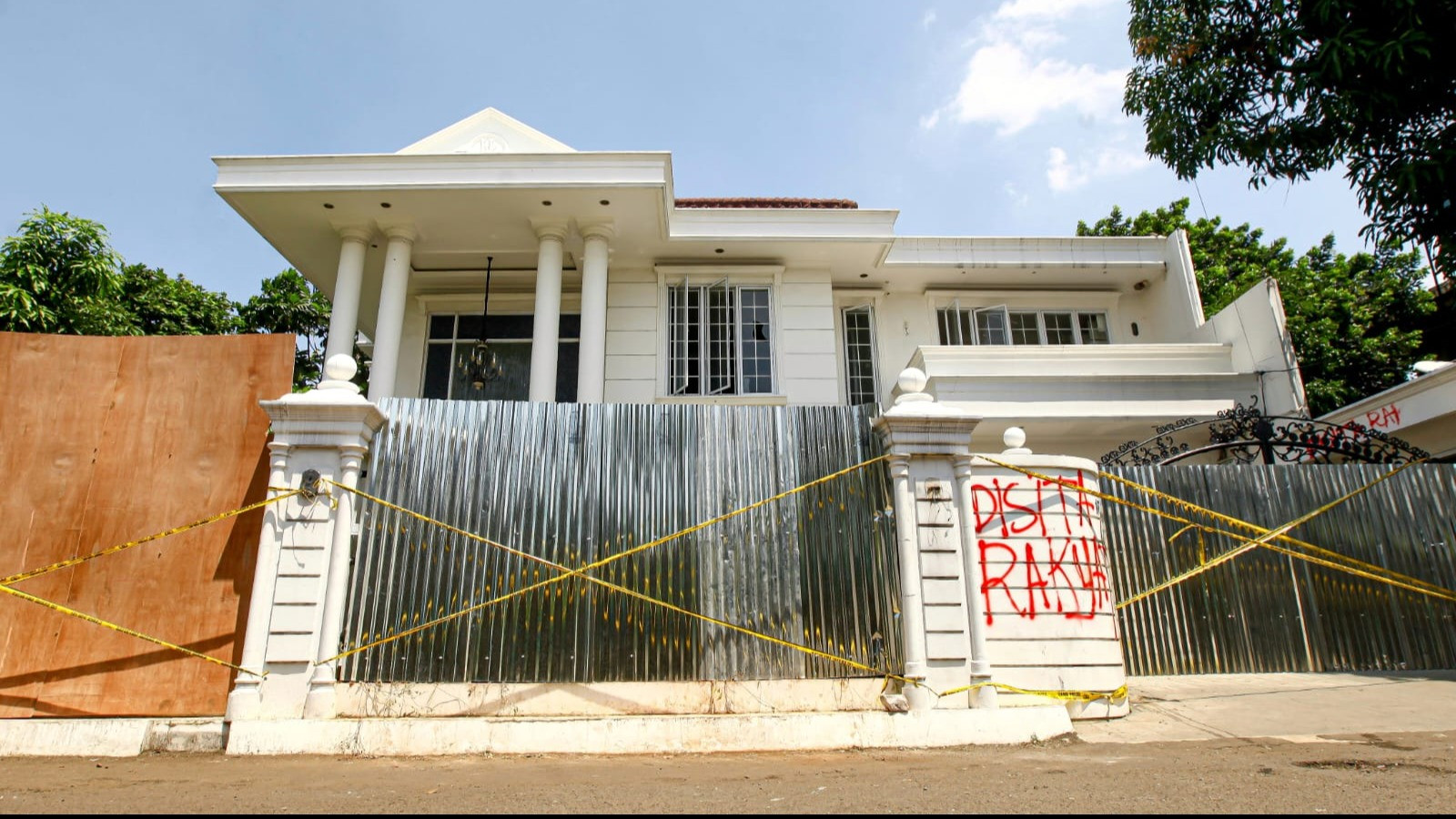 Berita Foto : Kediaman Uya Kuya Porak-poranda Usai Dijarah, Polisi ...