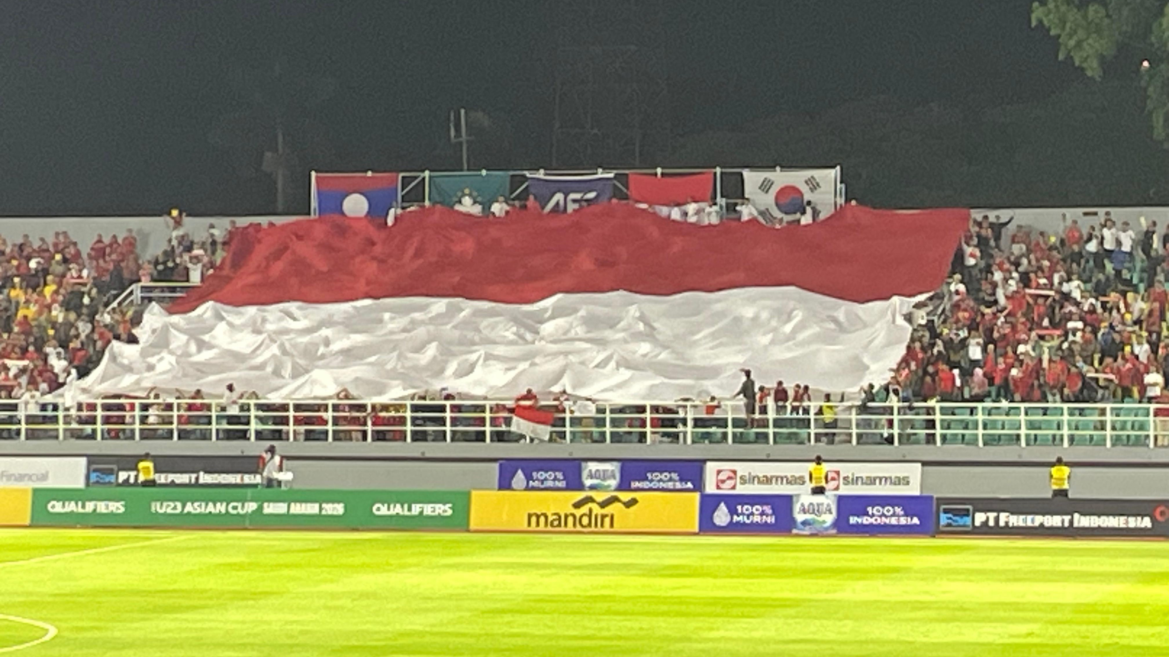 Momen Bendera Merah Putih Raksasa Terbentang di Laga Timnas Indonesia U ...