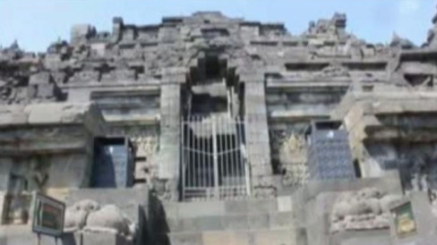 Balai Konservasi Borobudur Bersihkan Abu Gunung Merapi yang Menempel di ...