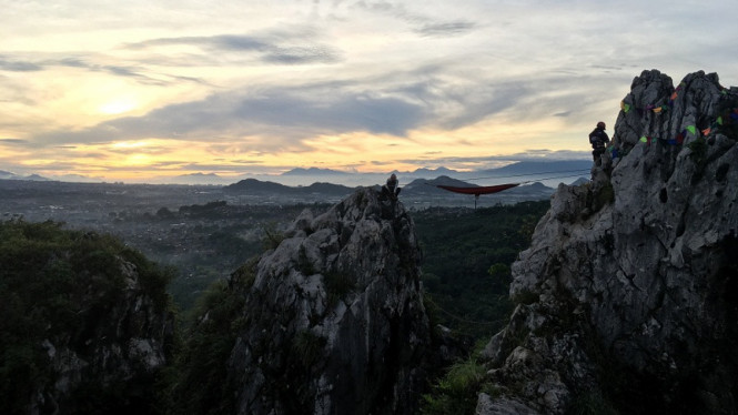 Gak Usah Jauh-Jauh, Puncak Tebing Gunung Hawu Mirip Natural Bridge di ...