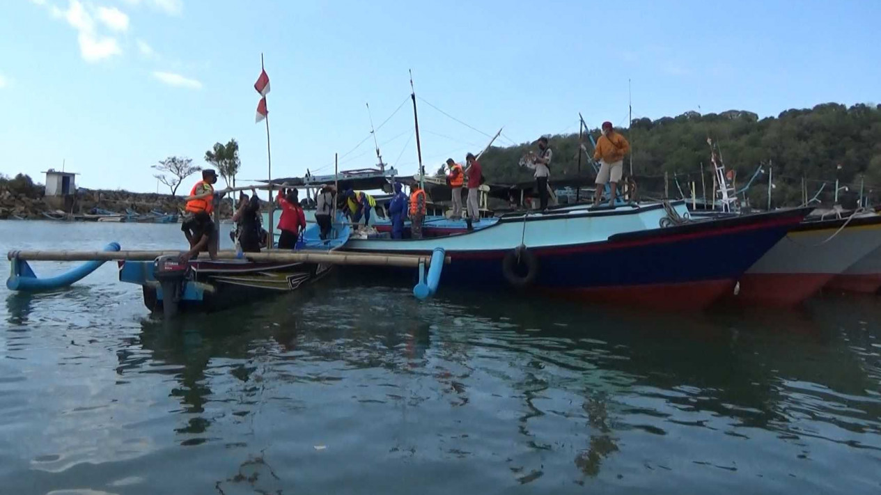 Vaksinasi Covid-19 Nelayan, Digelar di Laut Teluk Pantai Selatan Pacitan