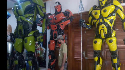 Keren! Robot Transformer Dari Rongsokan Ciptaan Sudarmono Ini Diekspor ...