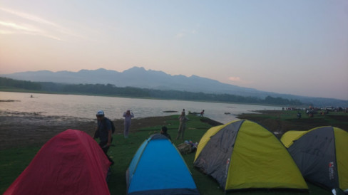 Menikmati Keindahan Waduk Seloromo Gembong dengan Pemandangan ...