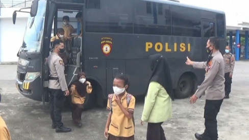 Dijemput Bus Polisi, Ratusan Siswa Ikut Vaksinasi Covid-19 di Terminal ...