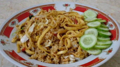 Nasi Ruwet, Kombinasi Nasi dan Bakmi Sekaligus Dalam Satu Piring