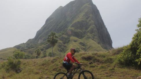 Serunya Gowes di Pulau Nuca Molas bak Bersepeda di Atas Lukisan Alam ...