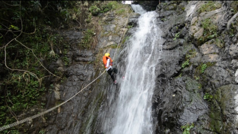 Pacu Adrenalin dengan Canyoning dan Cliff Jumping di Curug Aul Purbalingga