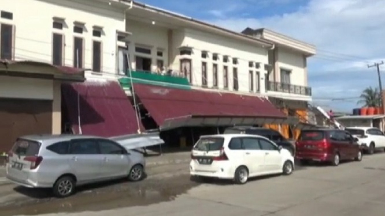 Hujan Deras dan Angin Kencang Atap Kanopi Toko Roti Timpa 3 Mobil dan 2 ...