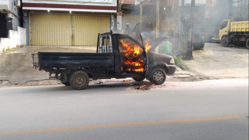 Diduga Akibat Korsleting, Satu Unit Mobil Plat Merah di Kendari Ludes ...