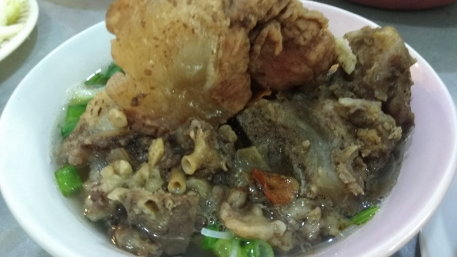 Sop Kepala Sapi, Bumbu Rempah yang Kuat dan Sensasi Menggigit Tulang