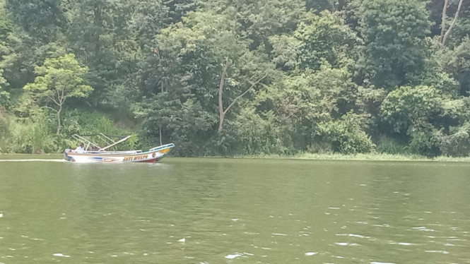 Serunya Wisata Perahu Menyusuri Indahnya Pemandangan Bendungan Logung ...