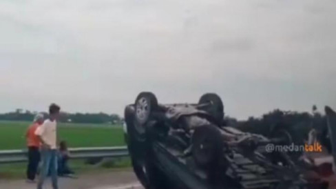 Ban Meletus, Mobil Angkut Sawit Terguling di Tol Medan-Tebing Tinggi
