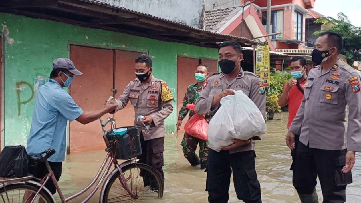 Sungai Brantas Meluap, Ratusan Rumah Warga Driyorejo Gresik Kebanjiran Sungai Brantas Meluap, Ratusan Rumah Warga Driyorejo Gresik Kebanjiran