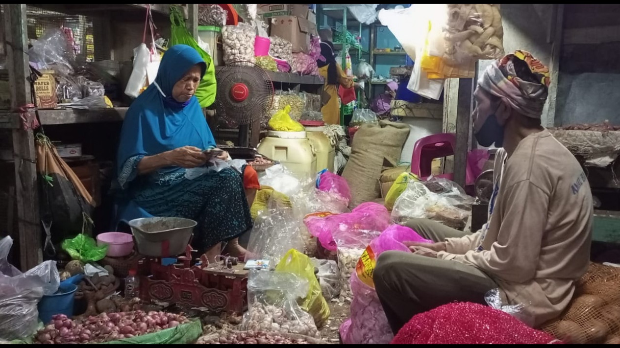 Jelang Ramadhan, Harga Bawang Putih di Pasar Rembang Naik