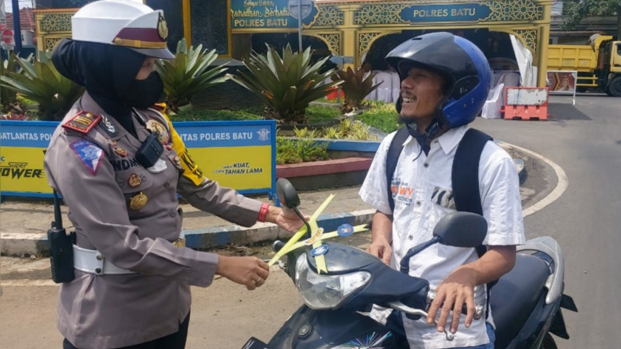 Melanggar Lalu Lintas, Petugas Pasang Janur Kuning Sebagai Sanksi