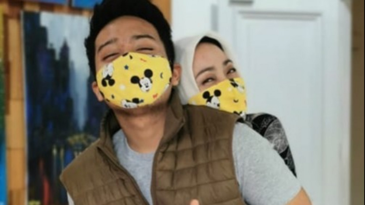 Atalia Kamil Foto Pakai Masker Mickey Mouse Kembar dengan Eril: Satu ...