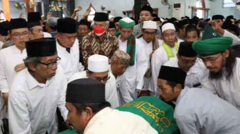 Ribuan Orang Antar Kyai Dimyati Rois ke Pemakaman, Ganjar: Beliau ...
