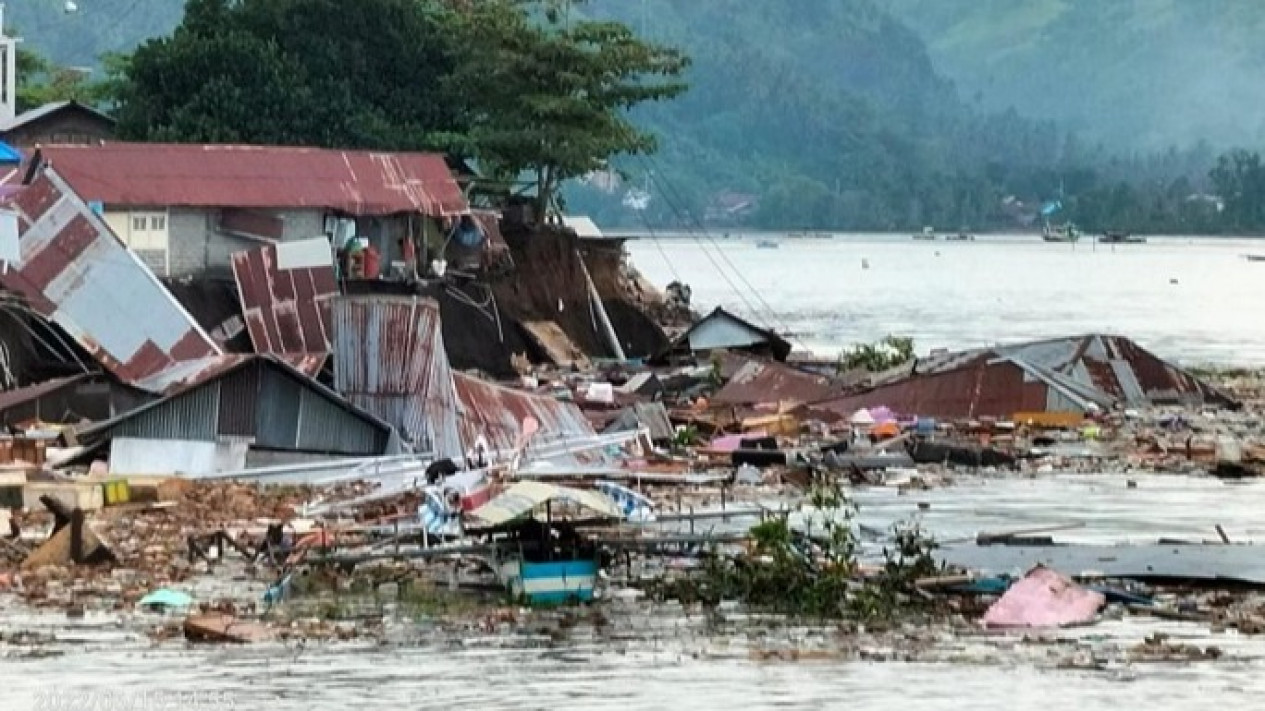 Abrasi Pantai Amurang-Minahasa Robohkan Belasan Rumah dan Satu Jembatan ...