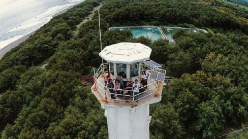 Menikmati Keindahan Laut Selatan Yogyakarta dari Atas Mercusuar Pantai ...