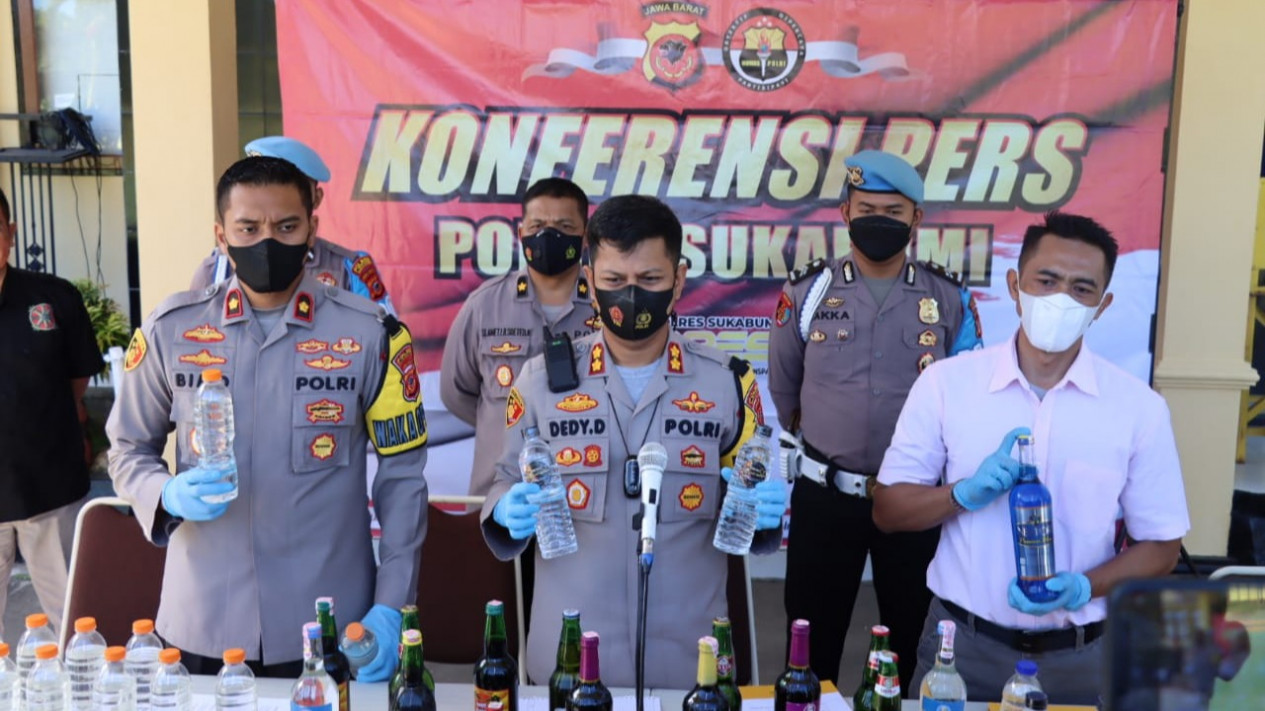 Ribuan Botol Miras Berhasil Diamankan Polisi Sebelum Hari Raya Iduladha Ribuan Botol Miras Berhasil Diamankan Polisi Sebelum Hari Raya Iduladha