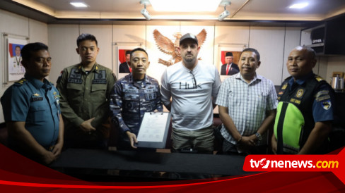 KRI HIU 634 Evakuasi Seorang Pria Warga Negara Amerika Serikat Crew MSV ...