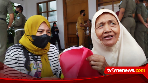 Kisah Nenek Kusminah, Rela Antre dari Pagi Demi Bendera Merah Putih