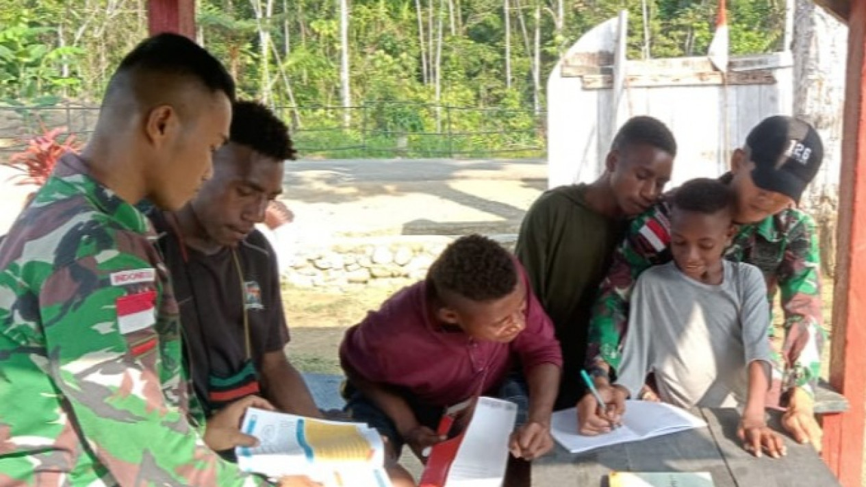 Momen Personel Satgas Yonif 126/Kala Cakti Ajarkan Anak-Anak Perbatasan ...