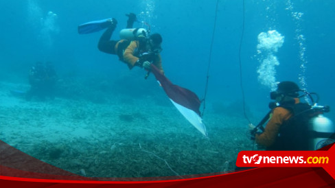 Personel Basarnas, Bentangkan Bendera Merah putih di Pantai Jiko malamo ...