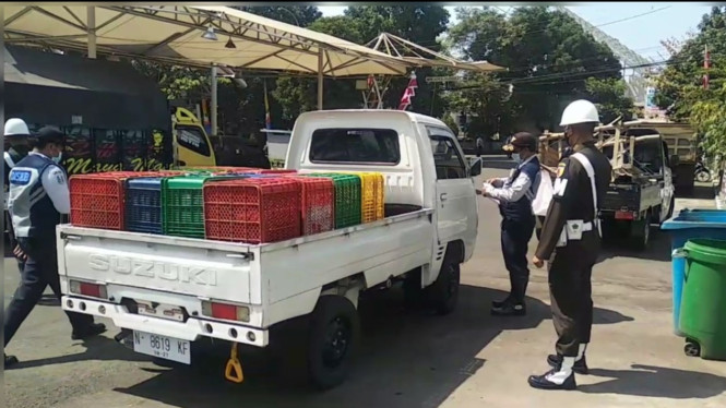 Tekan Pelanggaran, Puluhan Mobil Angkutan Barang dan Wisata di Kota ...