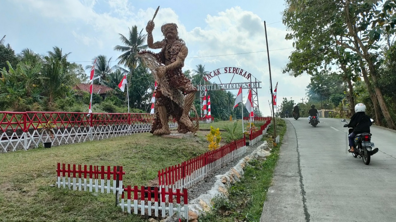 Festival Pacak Sepuran 2022, Ornamen Seni Hiasi Bantaran Rel Kereta di ...