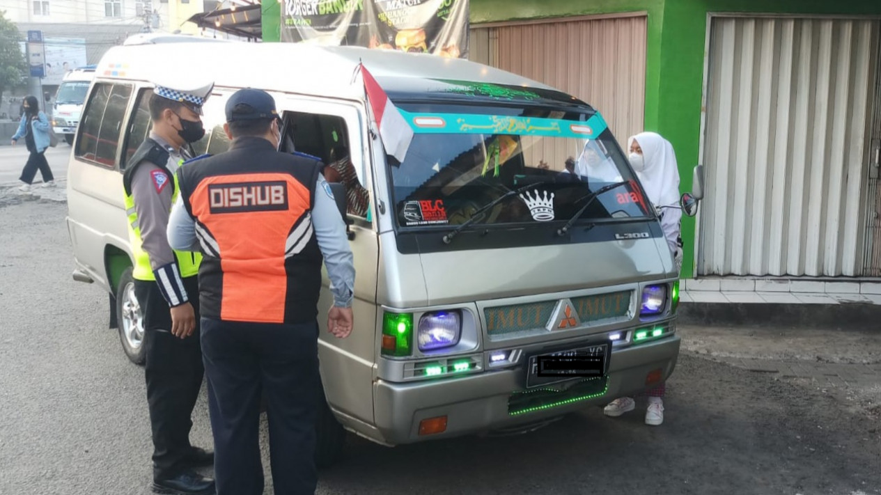 Polisi Tilang Puluhan Mobil Angkutan Pelat Hitam