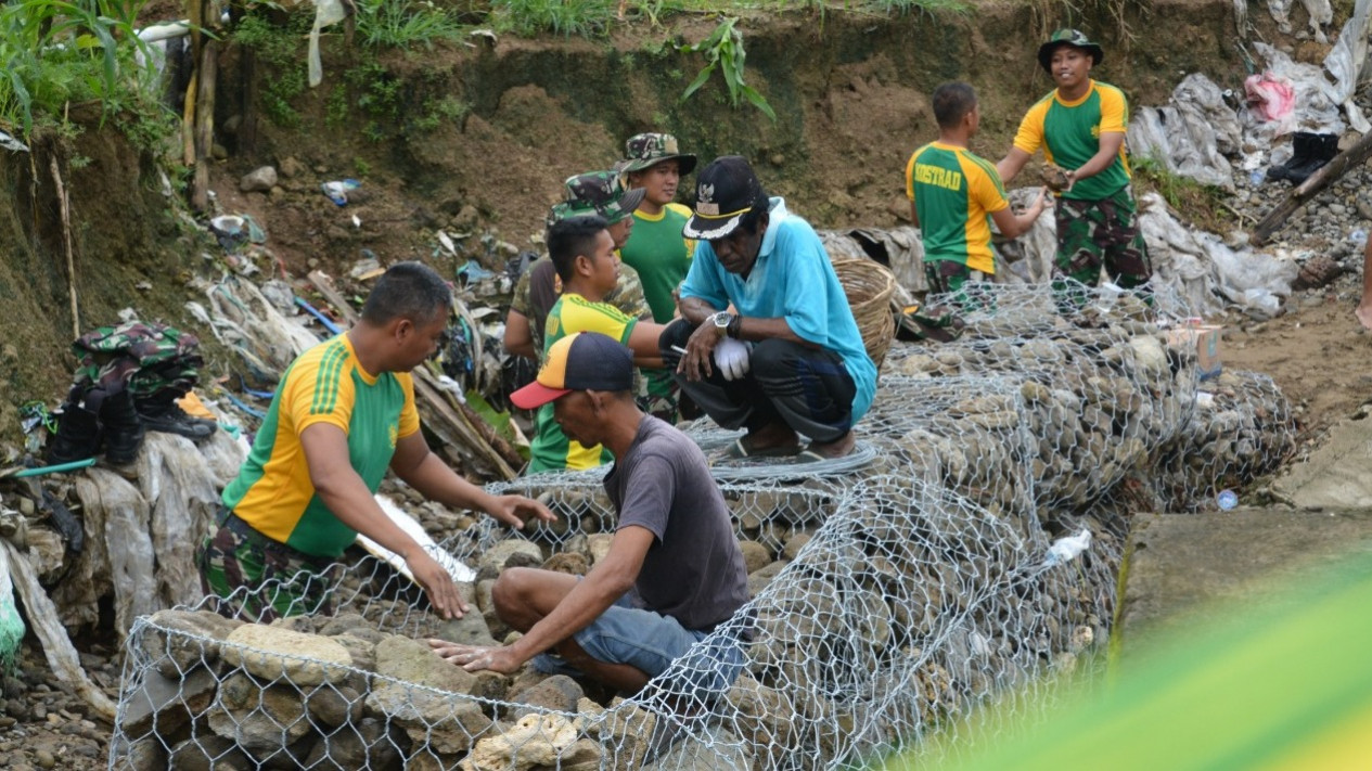 Cegah Banjir dan Longsor, Satgas Yonarmed 1 Kostrad dan Warga Pasang ...