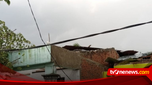 BPBA Bersihkan Puing Bangunan Rumah yang Rusak Diterpa Angin Puting Beliung