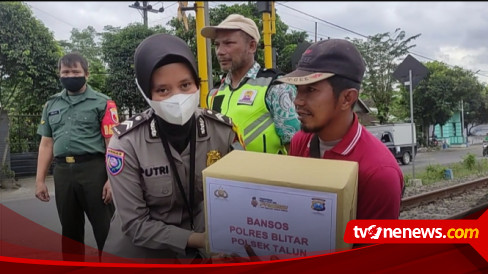 Harga BBM Naik, Polsek Talun, Blitar, Salurkan Sembako untuk Pengatur ...