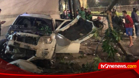 Hilang Kendali, Minibus Putih Hantam Trotoar di Jalan Kapten Tendean ...