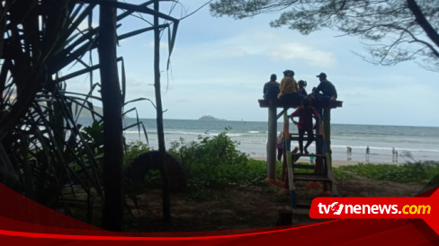 Mengintip Keindahan Pantai Cemara Pancer Banyuwangi