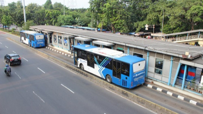 JakLingko Minta Maaf Kebijakan Baru Tap Out di Halte TransJakarta ...