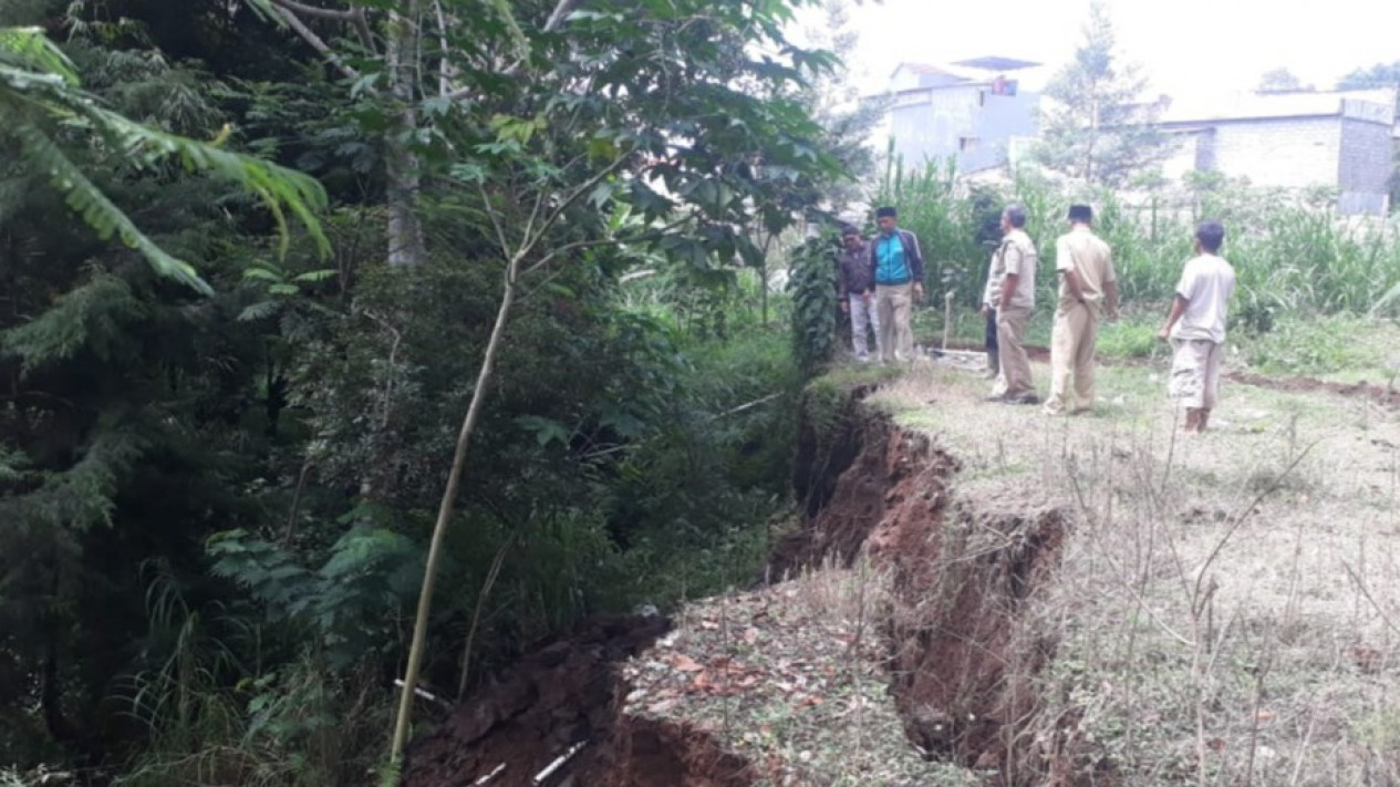 Cuaca Buruk, Angin Puting Beliung dan Longsor Landa Kabupaten Semarang