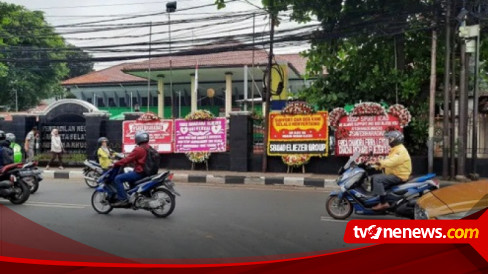 Karangan Bunga untuk Bharada E Hiasi PN Jaksel, Pengirim: Semoga Sidang ...