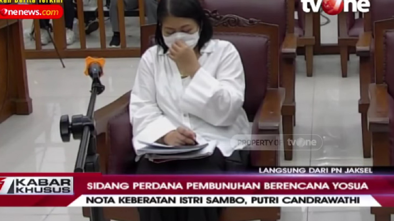 Putri Candrawathi Nampak Sesenggukan Saat Eksepsinya Dibacakan Istri