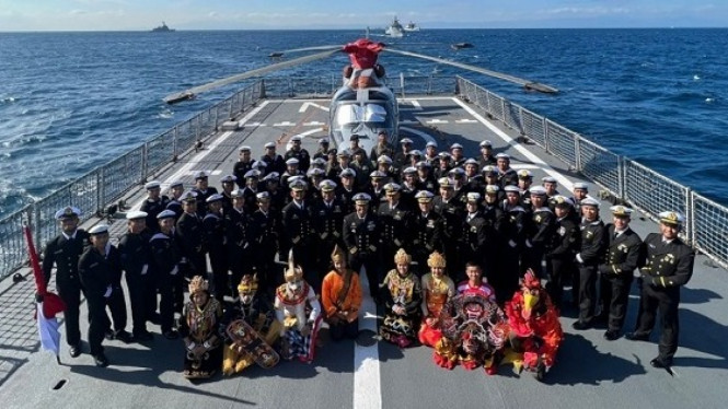 TNI AL Parade Sailing Pass, International Fleet Review di Jepang Resmi ...