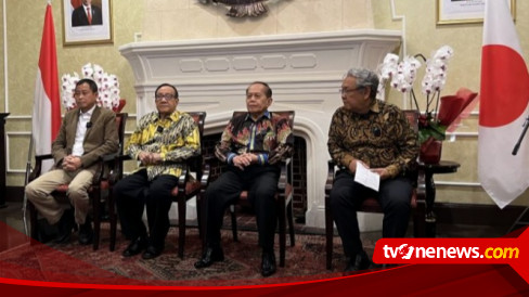 Mantan Menpora Akbar Tandjung Terima Penghargaan dari Pemerintah Jepang