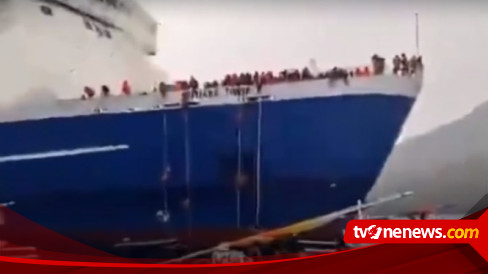 Begini Penampakan Evakuasi 271 Penumpang di KM Mutiara 1 yang Terbakar ...