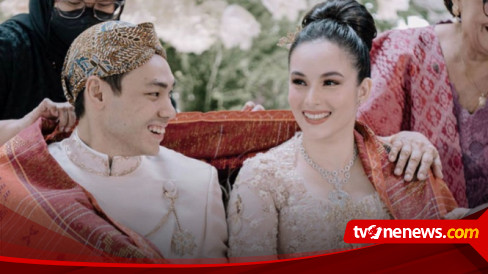 Penuh Kebahagiaan, 7 Potret Pernikahan Chelsea Islan dan Rob Clinton ...