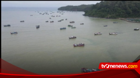 Dihantam Badai, Puluhan Kapal Nelayan asal Cilacap Berlindung di Teluk ...