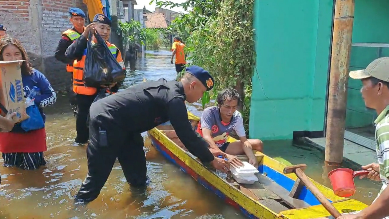 Brimob Polda Jateng Salurkan 3000 Makanan ke Korban Terdampak Banjir di ...