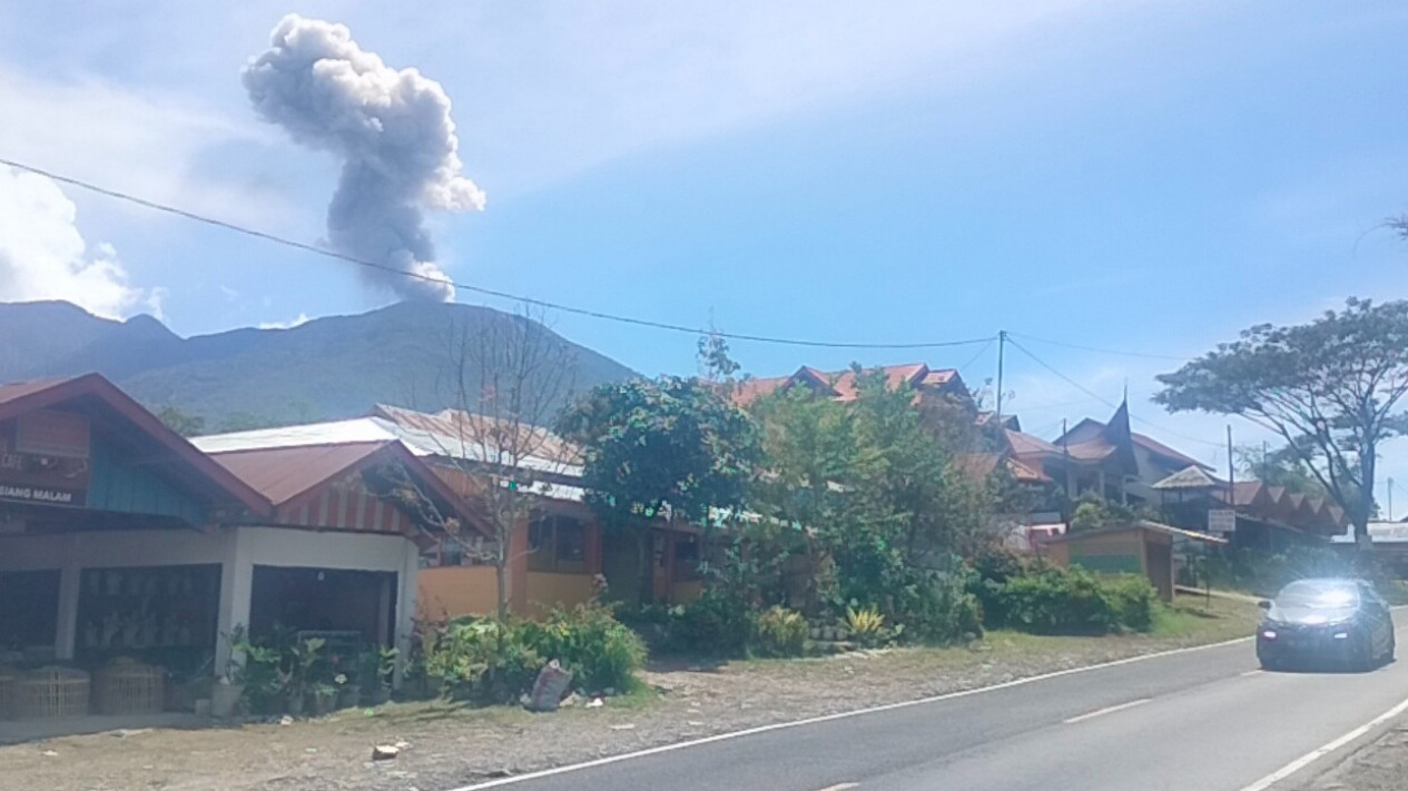 Kembali Erupsi, Gunung Marapi di Sumatera Barat muntahkan Abu Vulkanis ...