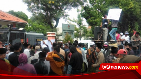 Ratusan Orang Demo di KPUD Sampang, Madura, Tuntut PPS yang Langgar ...