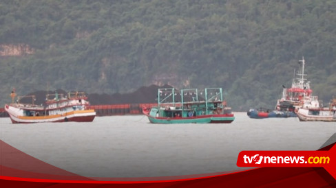 Dihantam Cuaca Buruk, 2 Tongkang dan Puluhan Kapal Nelayan Asal Cilacap ...