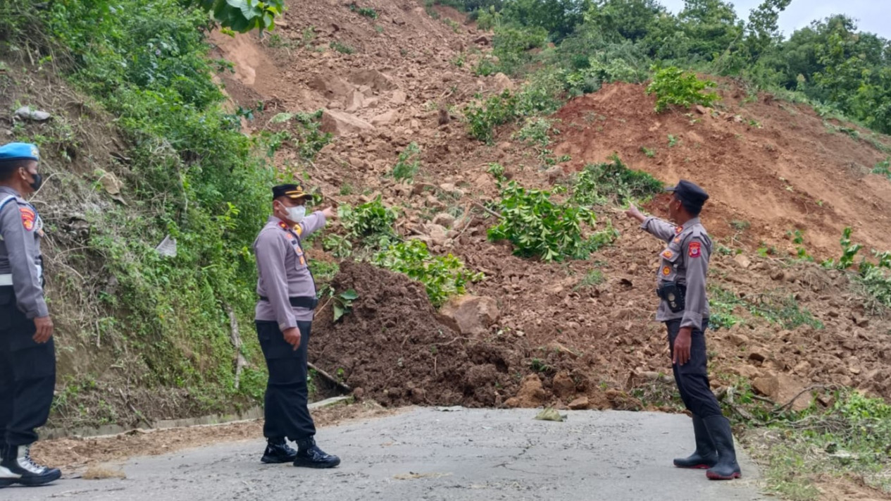 Bukit Setinggi 100 Meter di Gunungkidul Longsor dan Menimbun Jalan ...